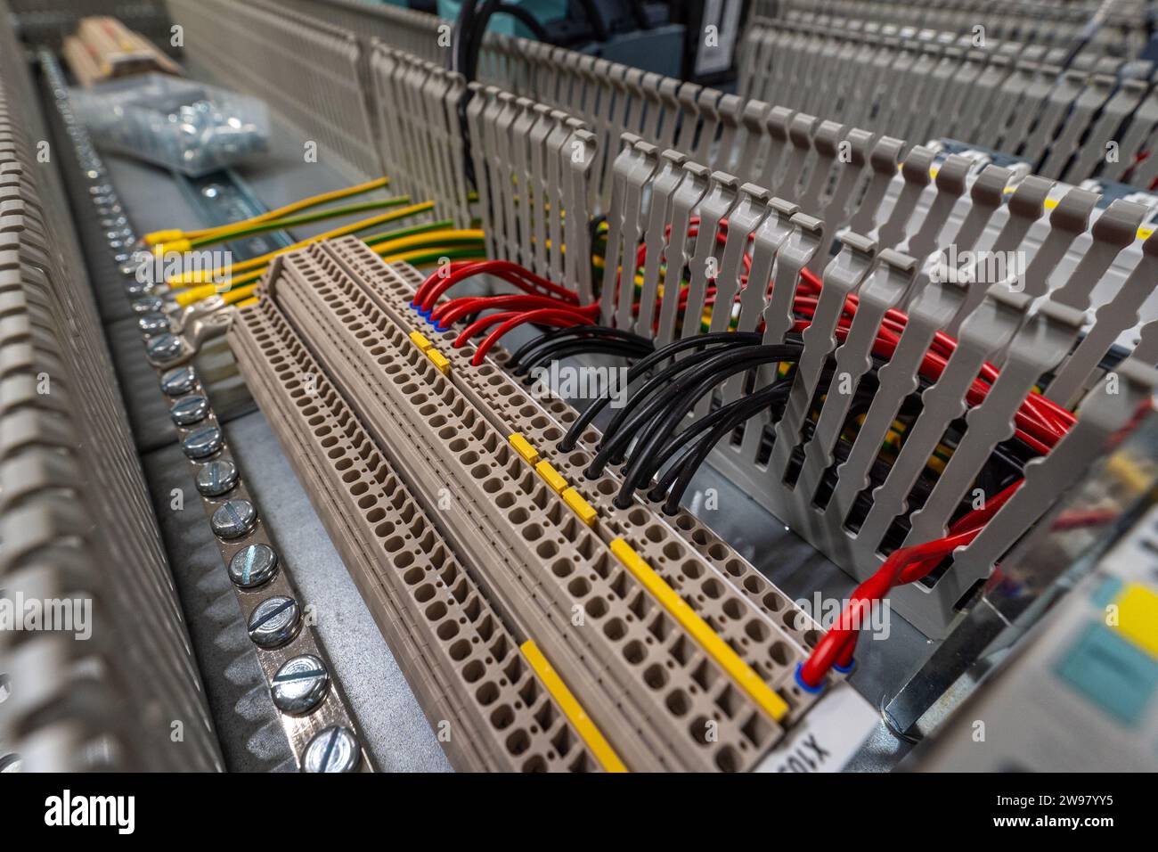 Une chaîne de montage en usine avec une armoire électronique ouverte ...