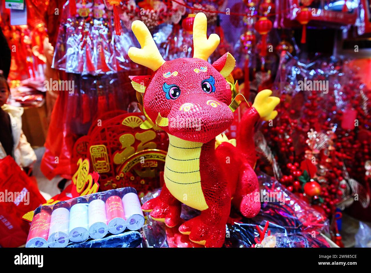 QINGDAO, CHINE - 25 DÉCEMBRE 2023 - les poupées de l'année du Dragon ...