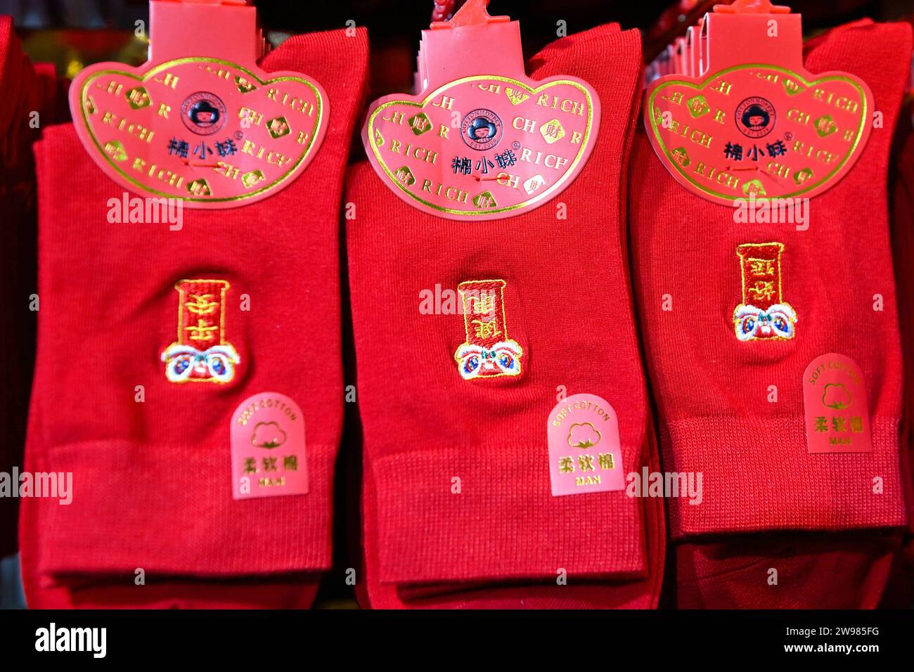 QINGDAO, CHINE - 25 DÉCEMBRE 2023 - des chaussettes rouges pour le ...