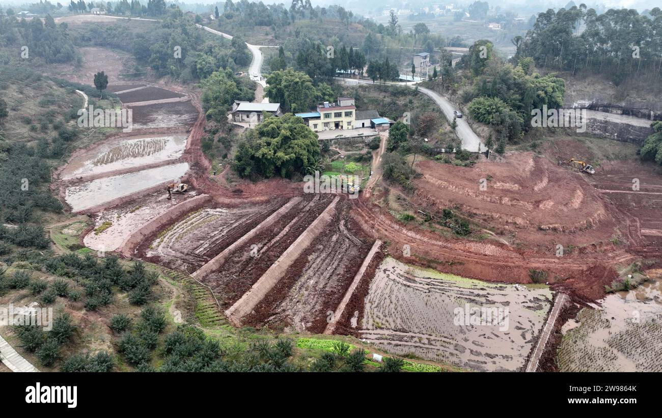 CHONGQING, CHINE - le 25 DÉCEMBRE 2023 - une excavatrice aplatit le ...
