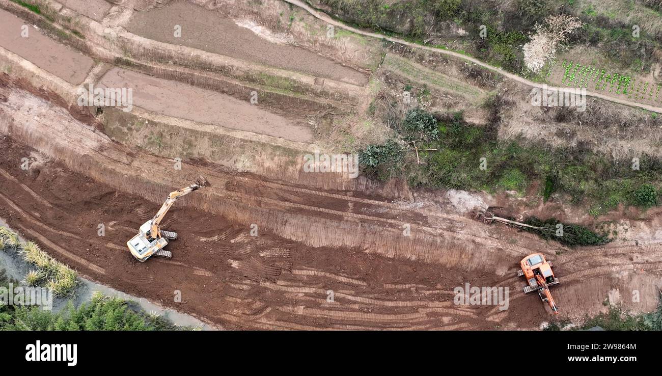 CHONGQING, CHINE - le 25 DÉCEMBRE 2023 - une excavatrice aplatit le ...