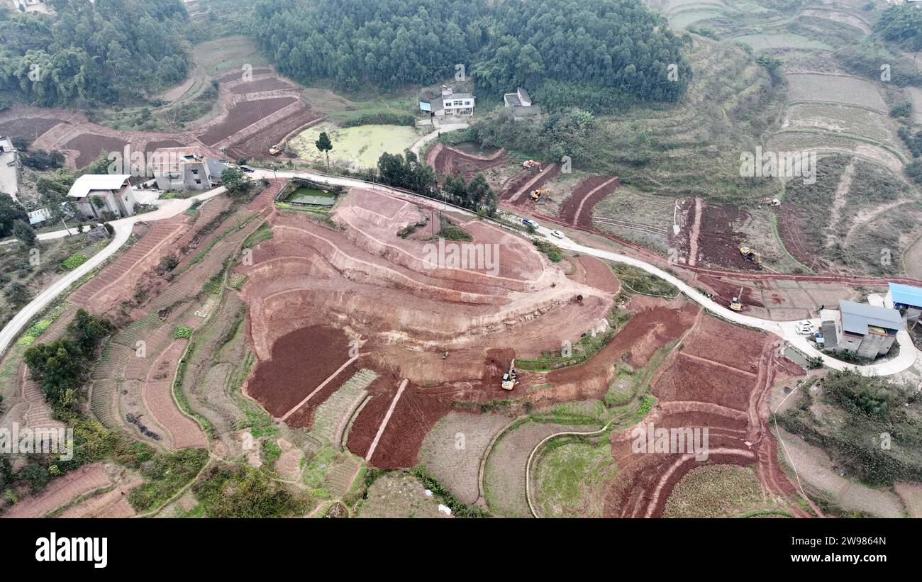 CHONGQING, CHINE - le 25 DÉCEMBRE 2023 - une excavatrice aplatit le ...