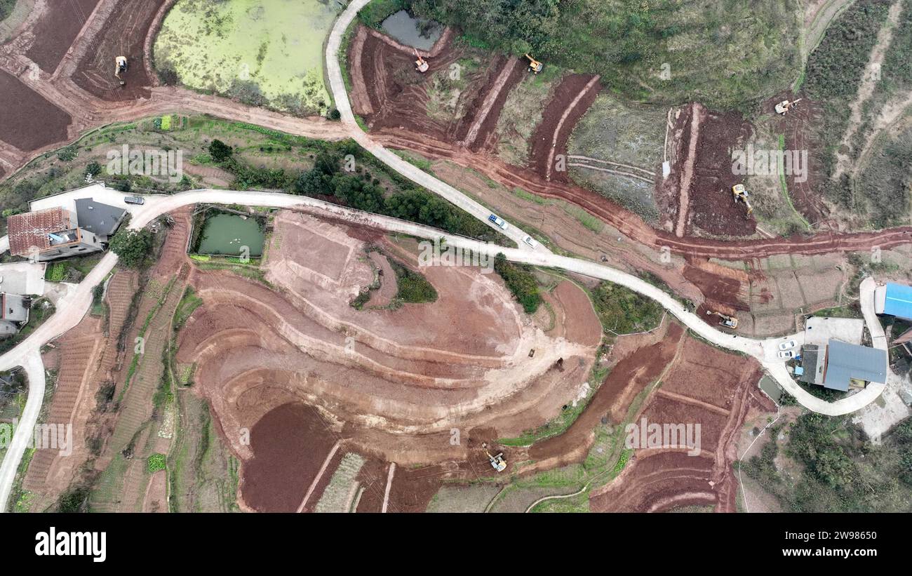 CHONGQING, CHINE - le 25 DÉCEMBRE 2023 - une excavatrice aplatit le ...