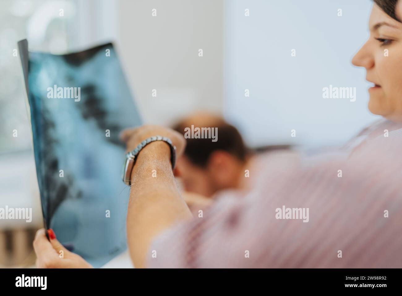 Visite au cabinet médical : un médecin expert examine les poumons du ...