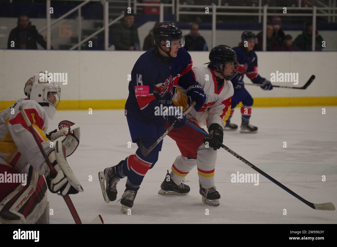 Dumfries, 14 décembre 2023. Netminder Chen Shifeng et Song Jianuo ...