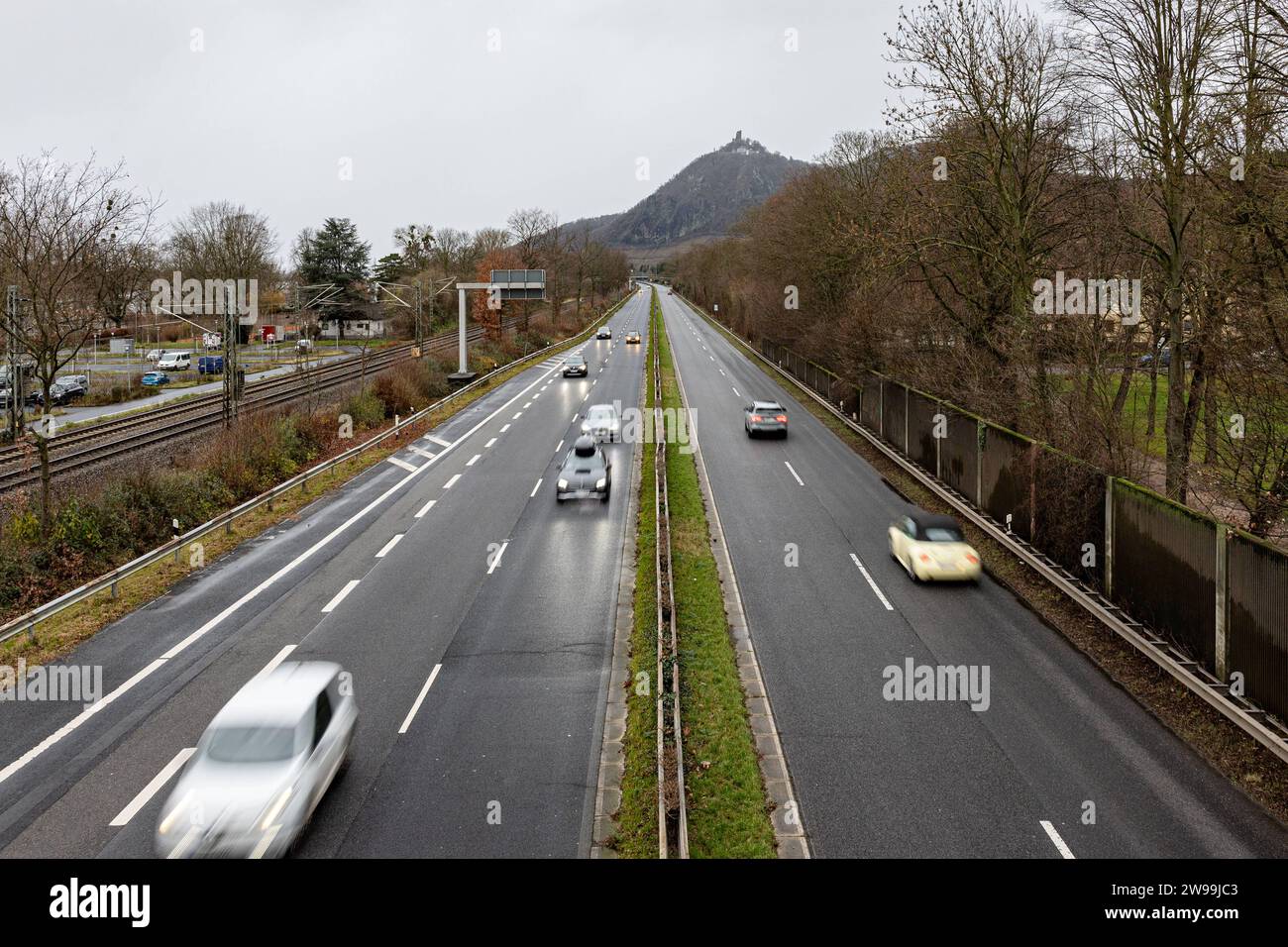 Die Bundesstraße B42 dans Höhe Bad Honnef Richtung Bonn. Im hintergrund ...