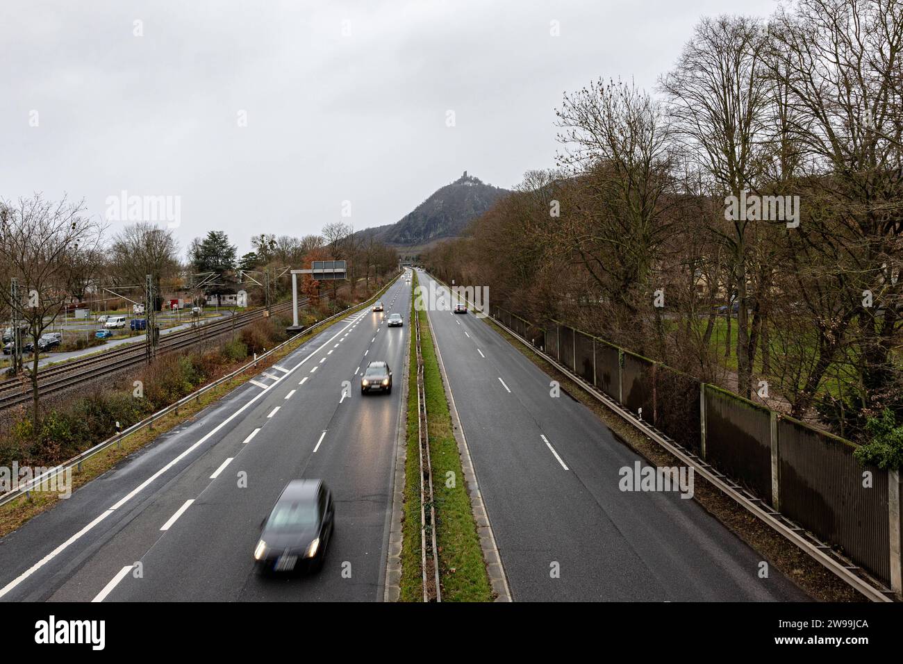 Die Bundesstraße B42 dans Höhe Bad Honnef Richtung Bonn. Im hintergrund ...