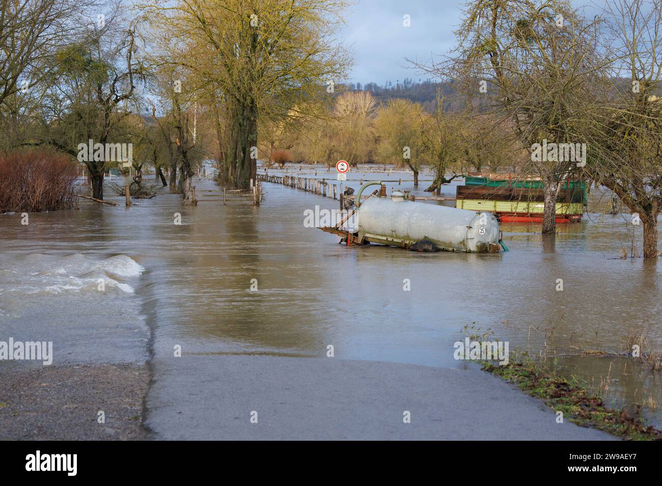 Ottbergen, Allemagne. 26 décembre 2023. Vue sur une rue inondée. Le ...