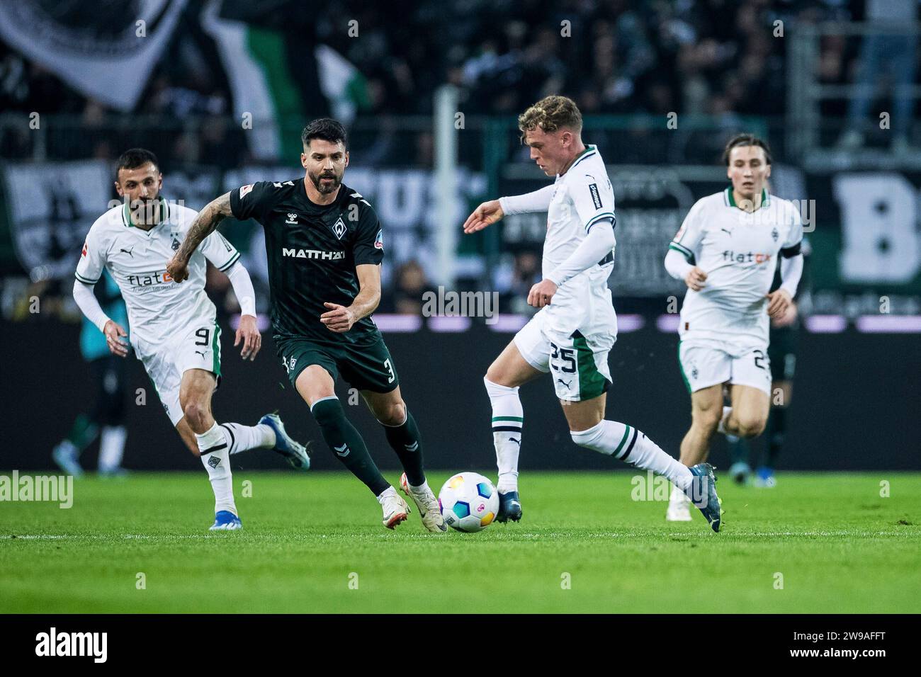 Zweikampf Anthony Jung (SV Werder Bremen, #3), Robin Hack (Borussia M?nchengladbach, #25) 1 ...