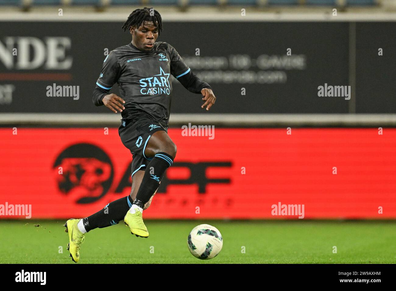 Nachon Nsingi (43) de l'OHL photographié lors de la Jupiler Pro League ...