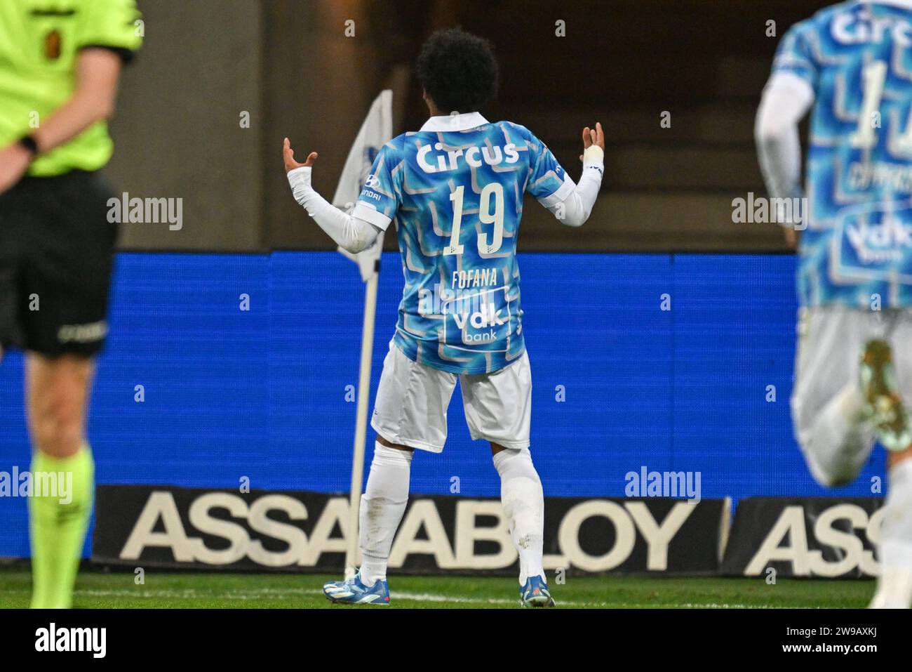 Malick Fofana (19) de AA Gent célébrant après avoir marqué un but lors ...