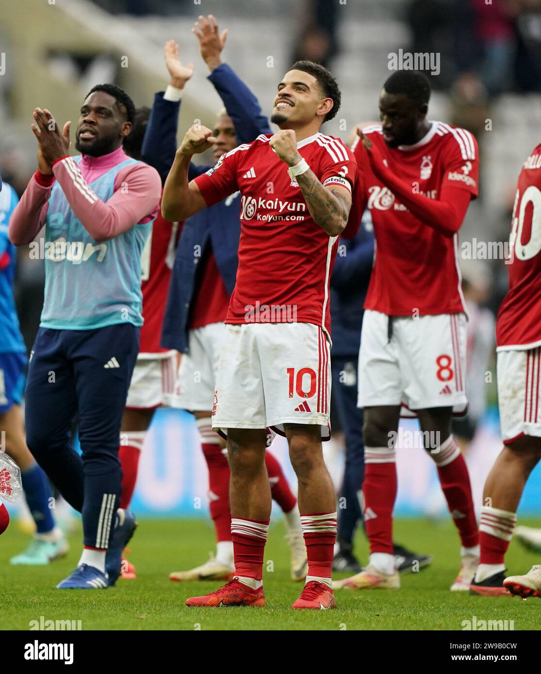 Morgan Gibbs-White, de Nottingham Forest, célèbre avec ses coéquipiers ...