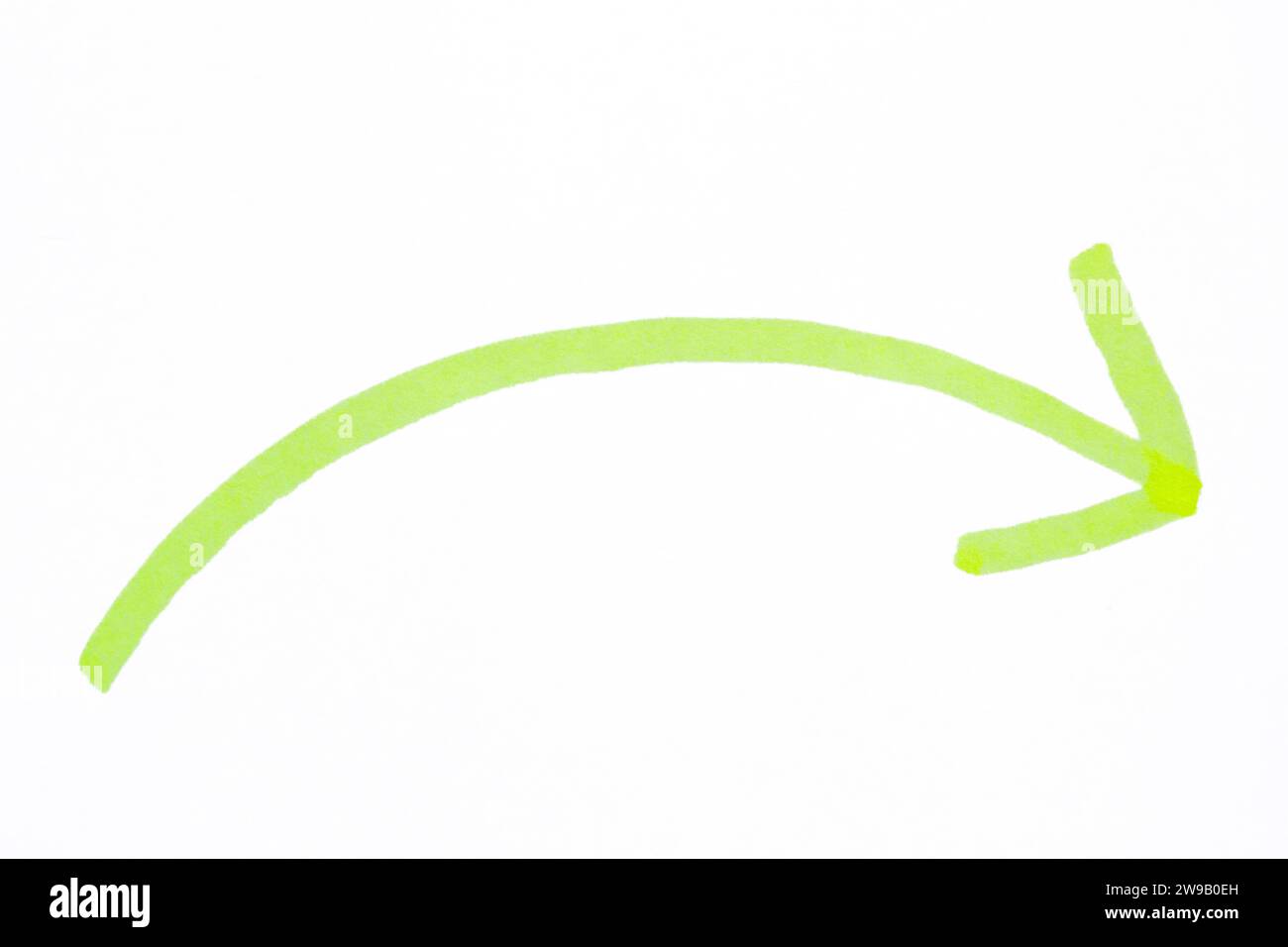 Signe de flèche jaune dessiné avec un marqueur sur fond transparent ...