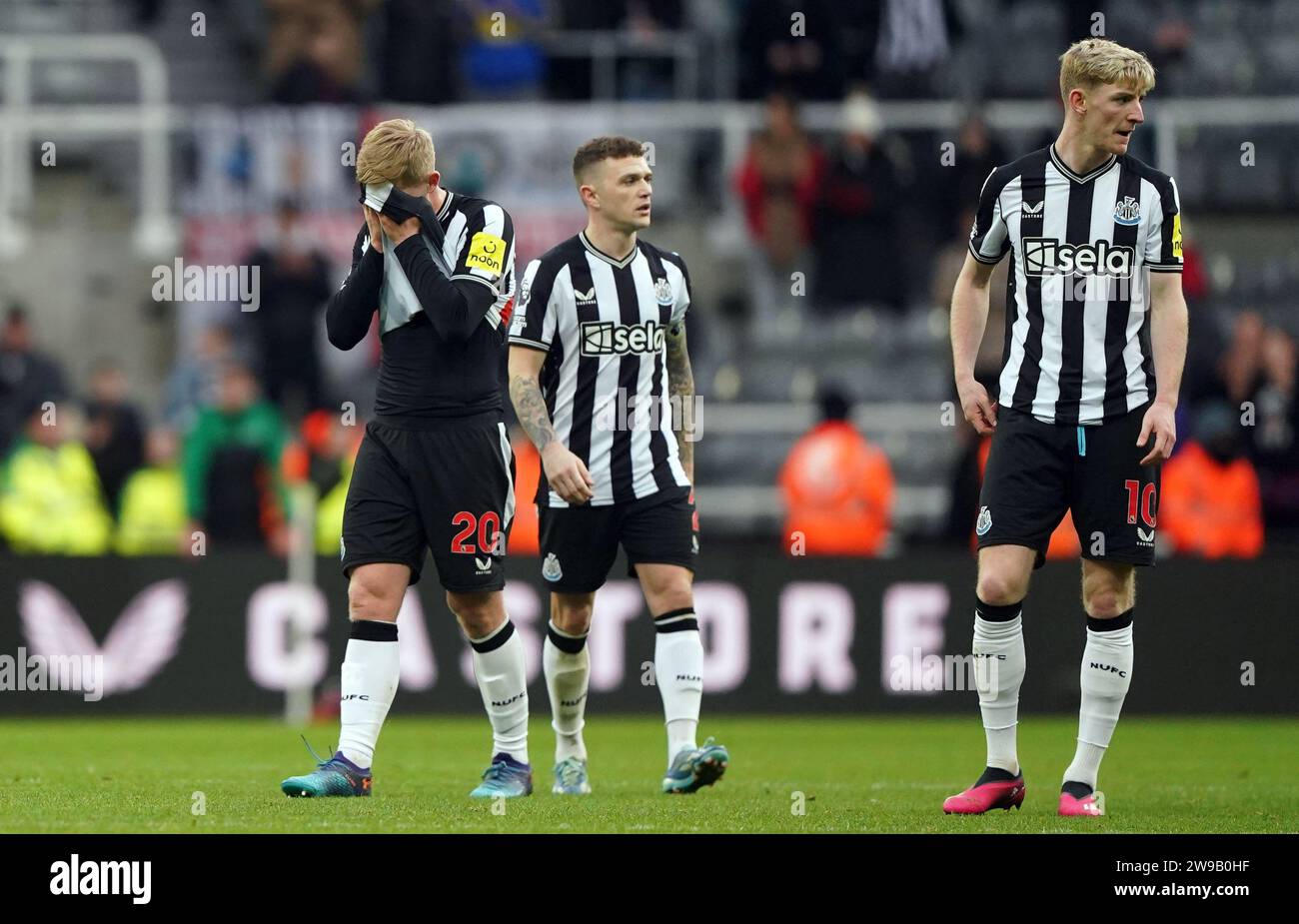 Lewis Hall, Kieran Trippier et Anthony Gordon de Newcastle United sont ...