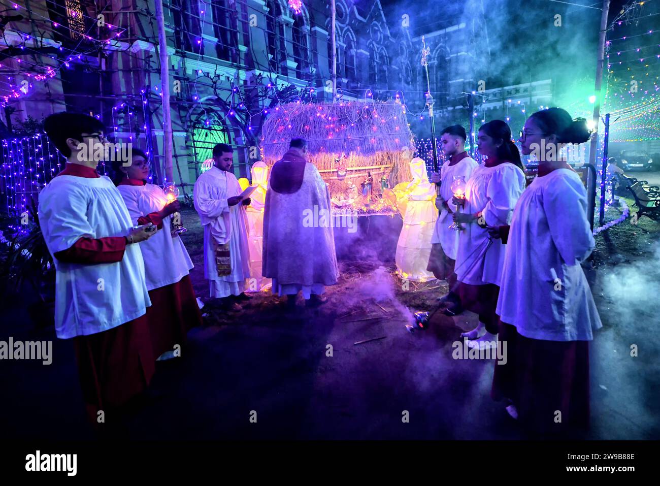 Des membres de l'église ainsi que l'évêque de l'église vus prier à l ...