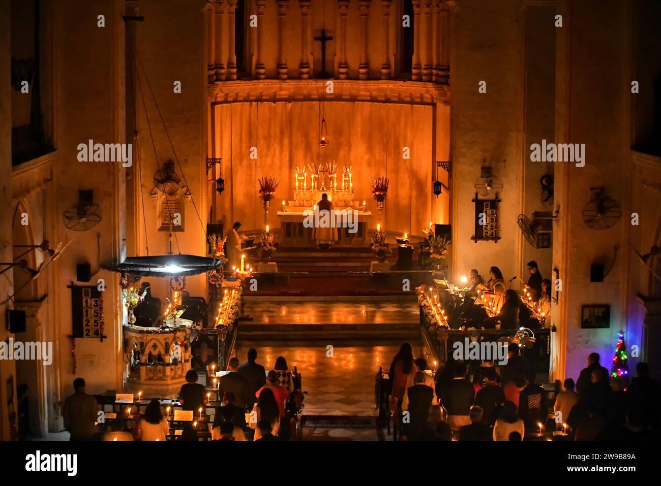 Les dévots chrétiens assistent à une messe de minuit à St. Église de la ...