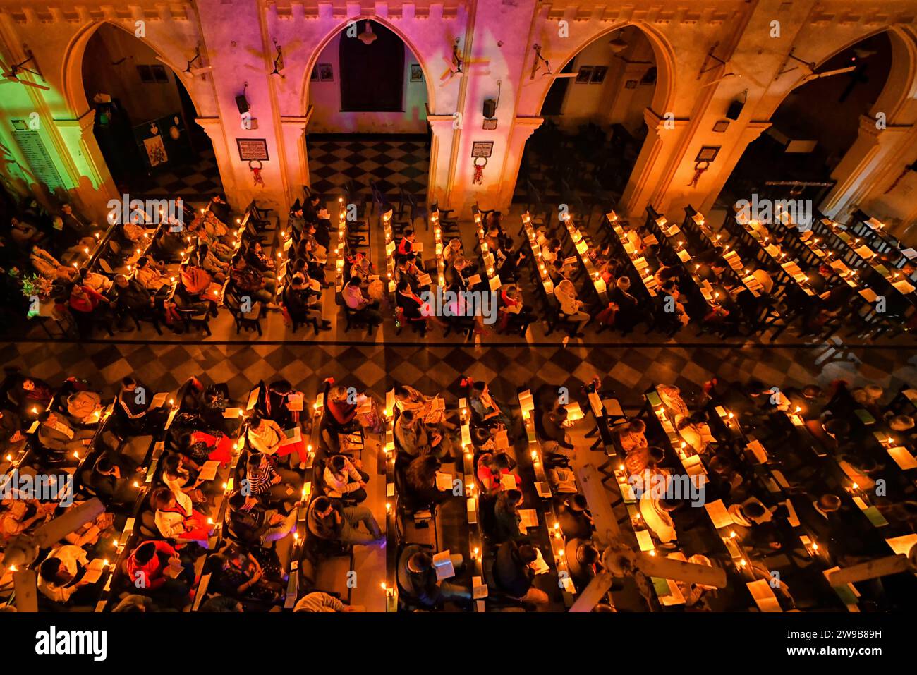 Les dévots chrétiens assistent à une messe de minuit à St. Église de la ...