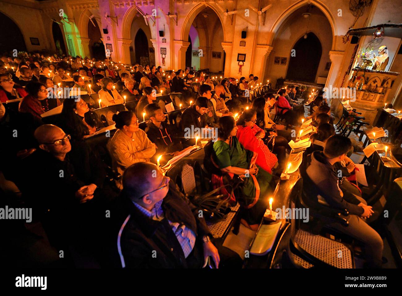 Les dévots chrétiens assistent à une messe de minuit à St. Église de la ...