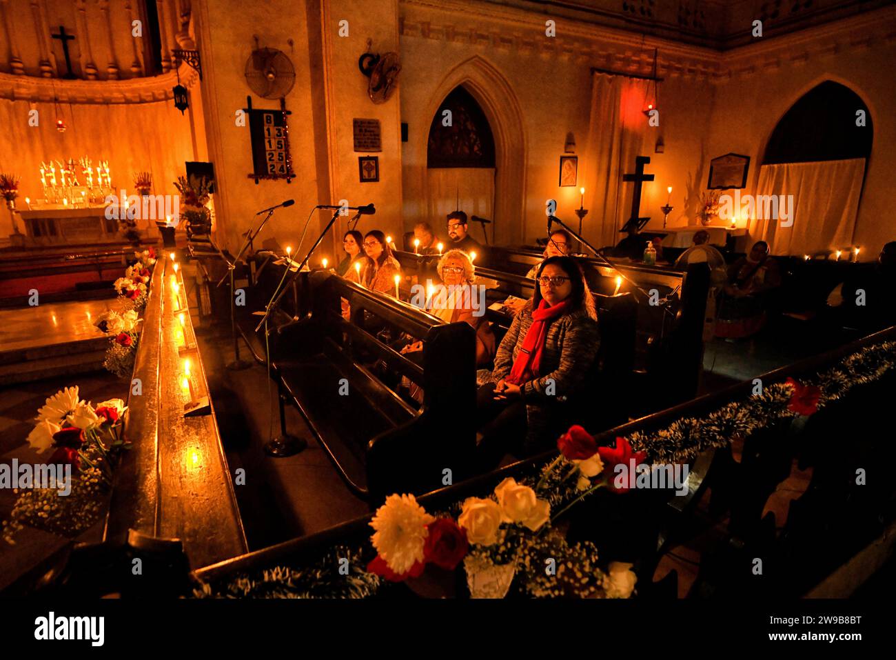 Les dévots chrétiens assistent à une messe de minuit à St. Église de la ...