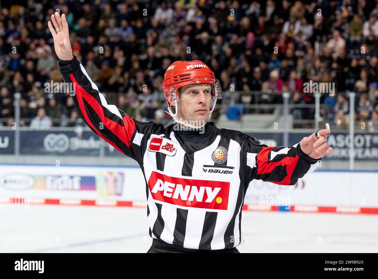 Muenchen, Deutschland. 26 décembre 2023. Hauptschiedsrichter Eduards ...