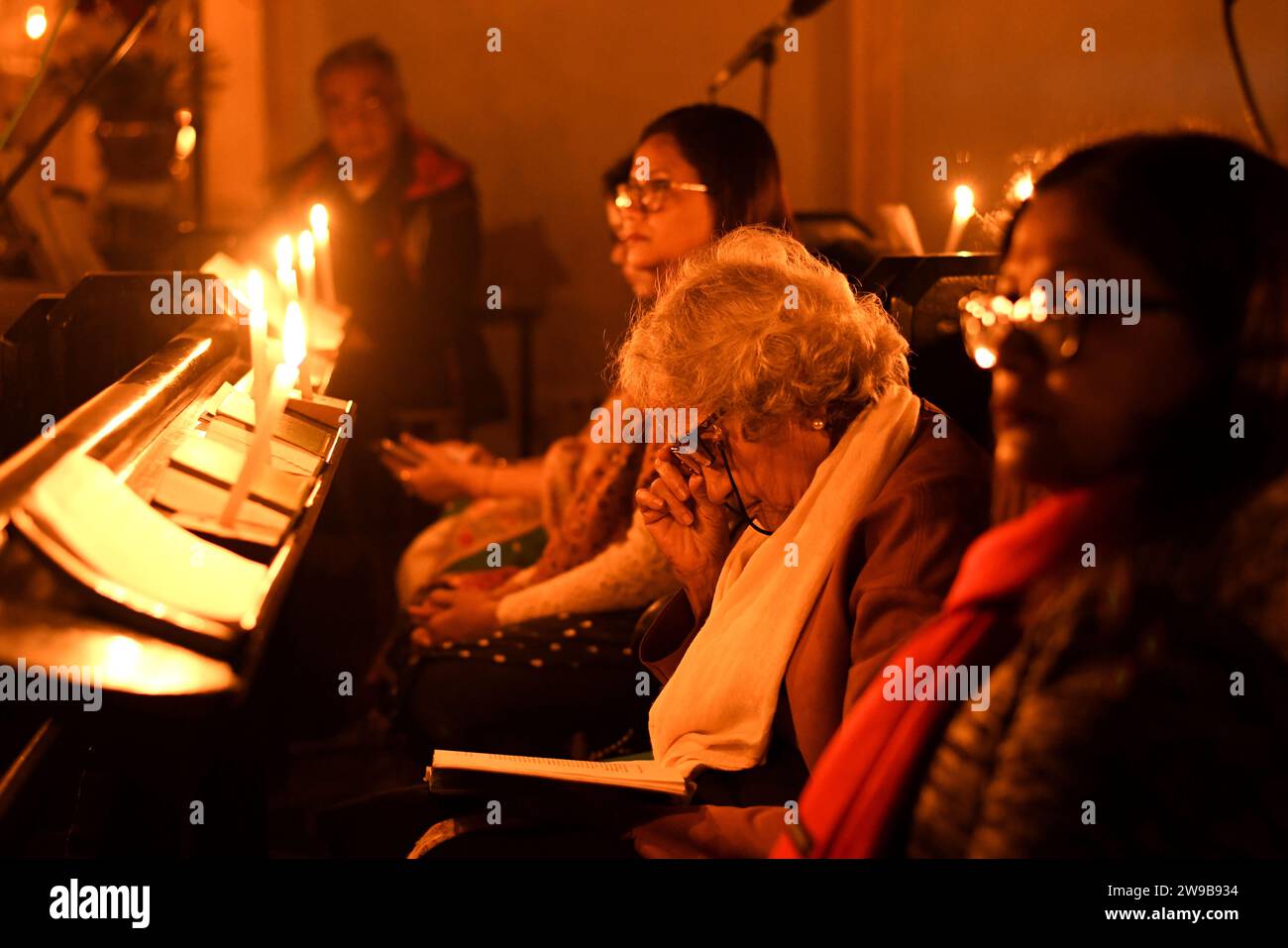 Les dévots chrétiens assistent à une messe de minuit à St. Église de la ...