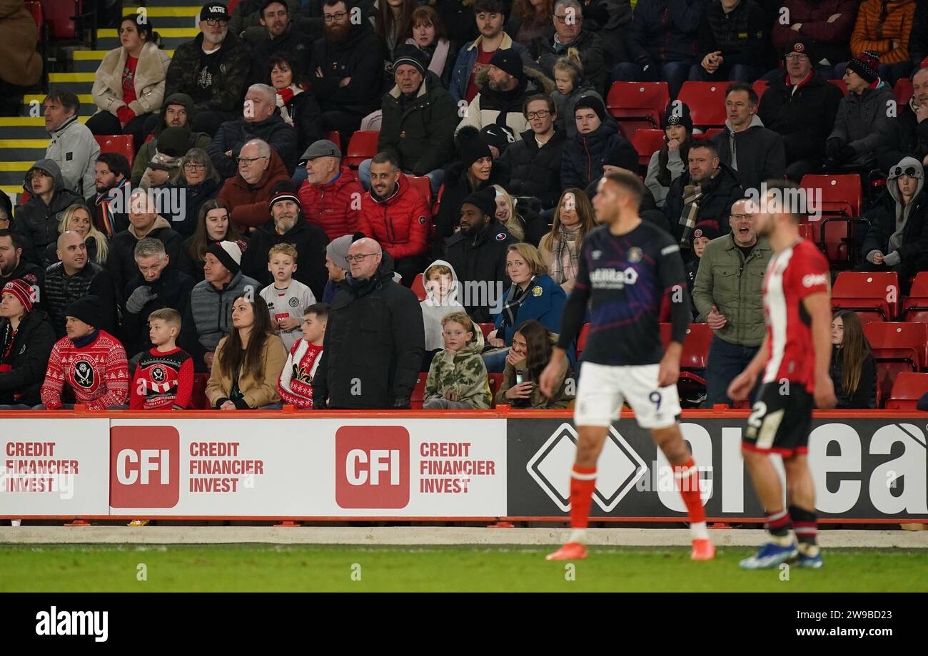 Un membre de la foule dans les tribunes, regardant vers Carlton Morris ...