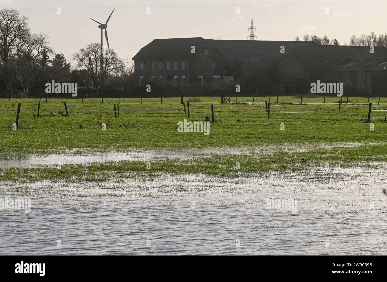 Hochwasser am Niederrhein Nach lang anhaltenden Regenfaellen in Deutschland bilden sich auf den ...