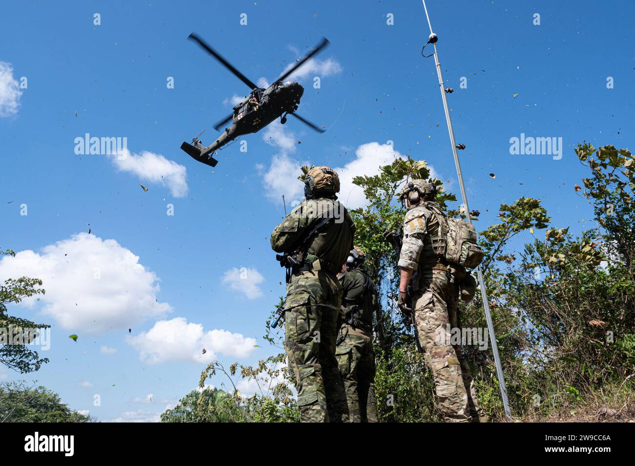 Un HH-60 Black Hawk affecté à la joint Task Force-Bravo, 1-228th ...
