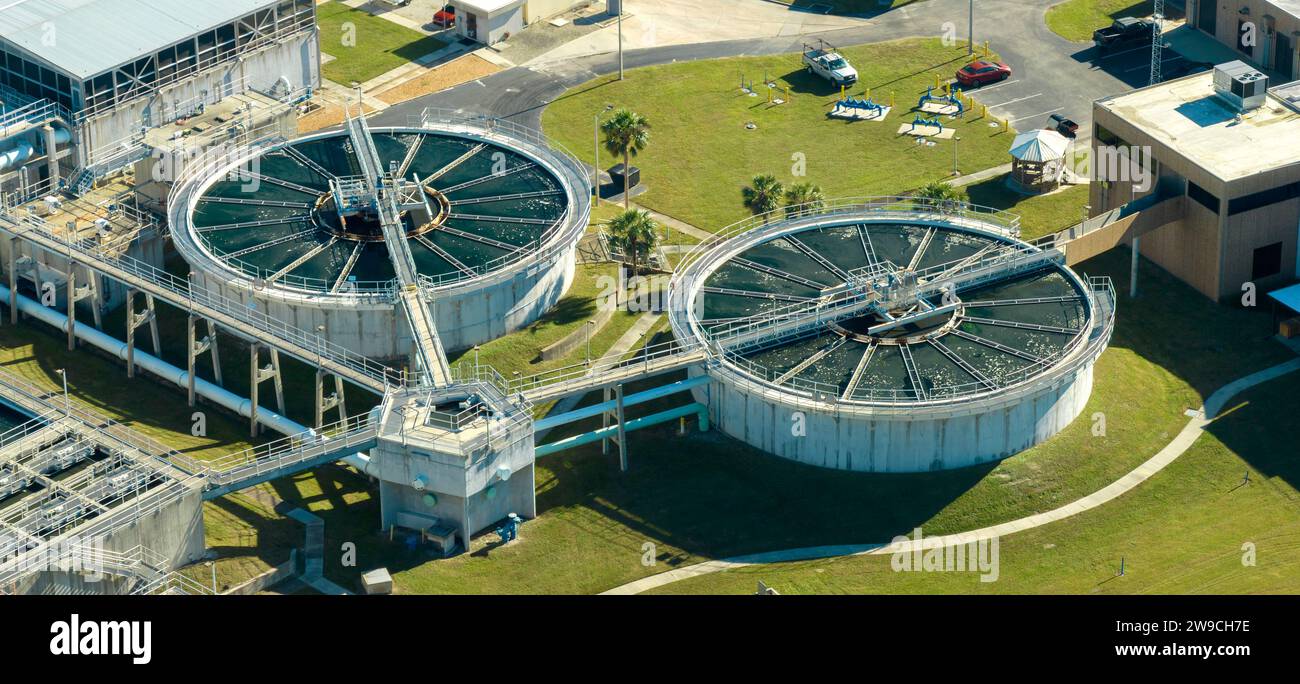 Installation moderne de nettoyage de l'eau à l'usine de traitement des eaux usées urbaines ...