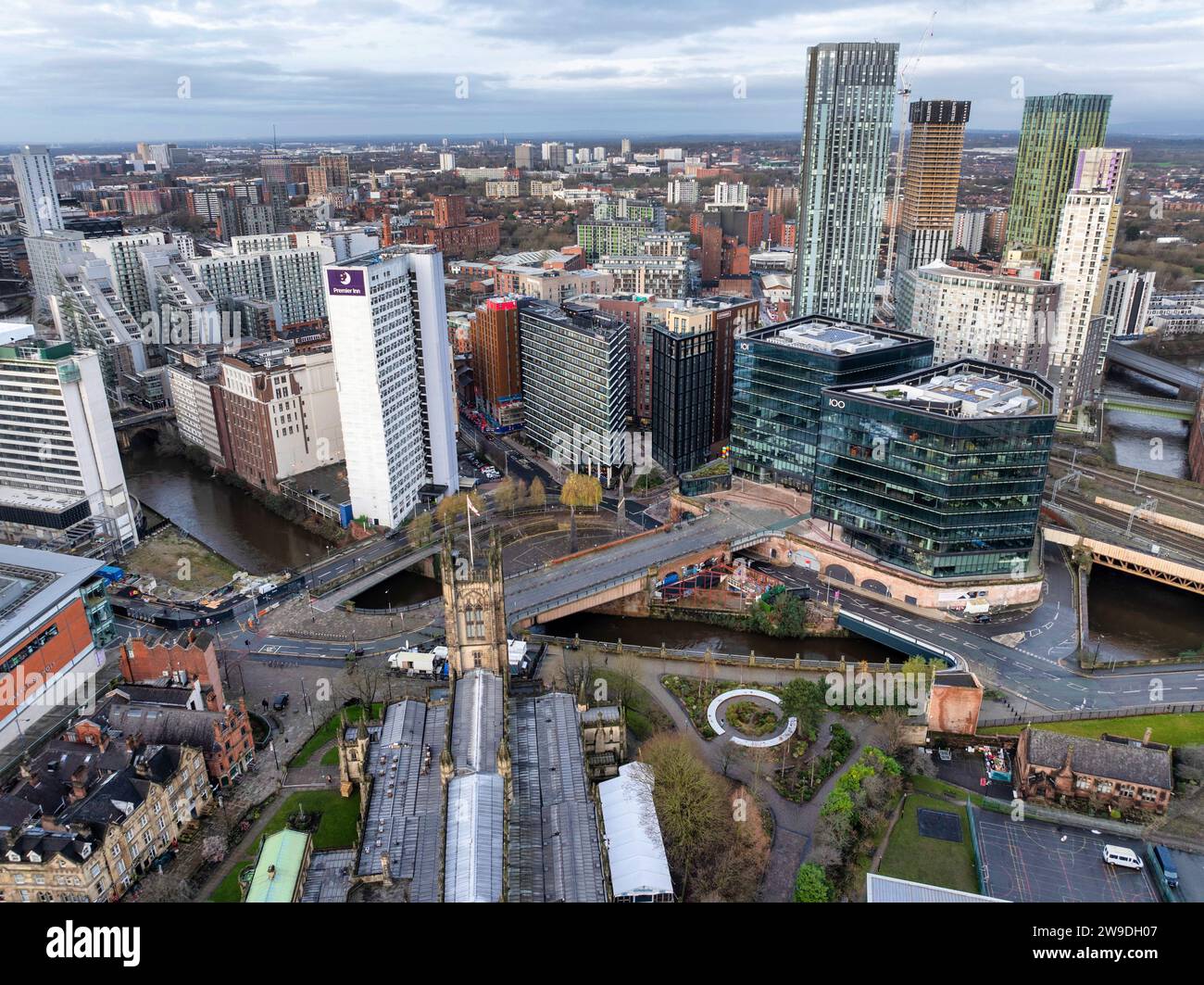 Manchester cathedral gardens Banque de photographies et d’images à ...
