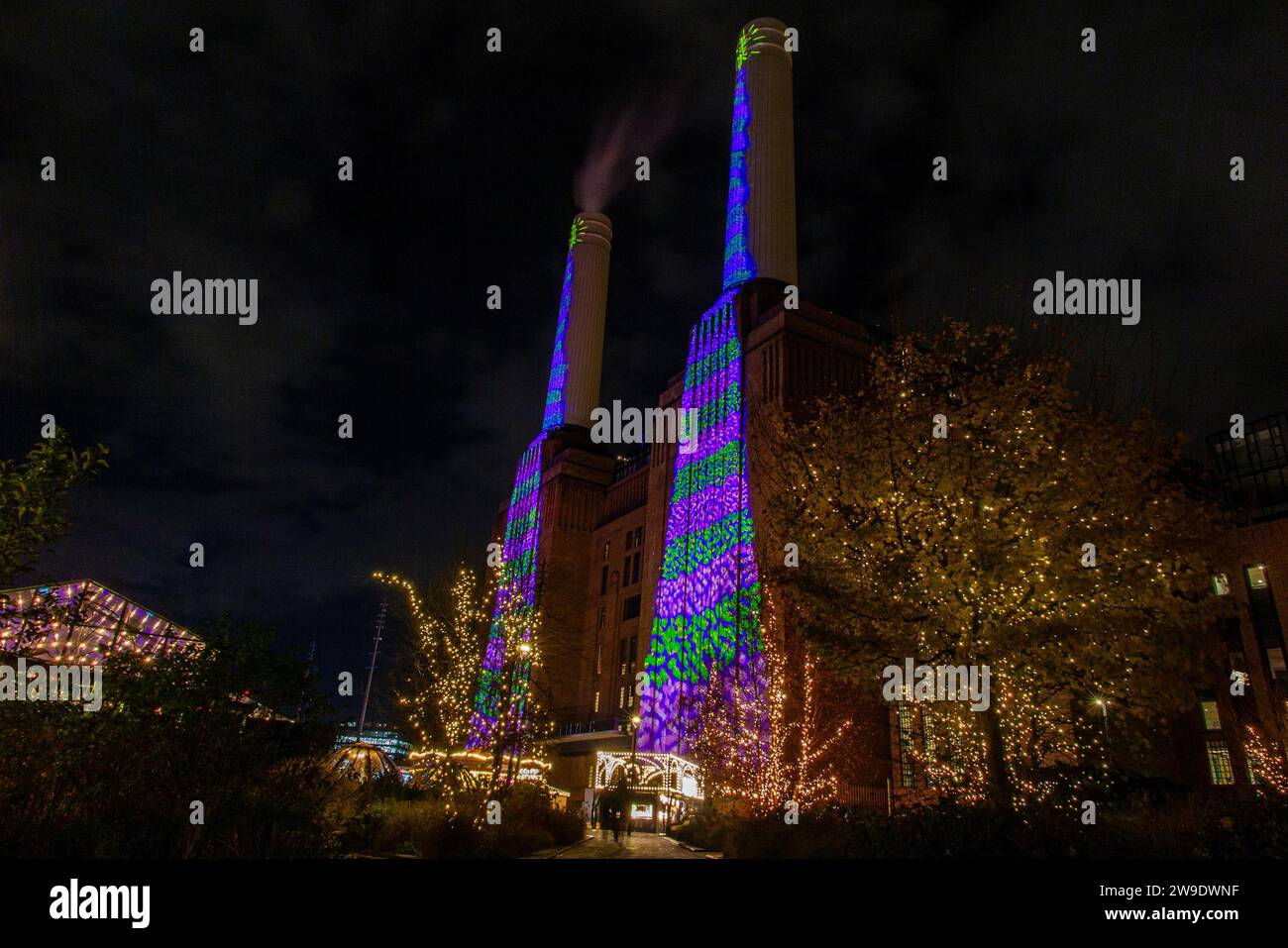 Des designs de Noël ipad projetés sur les cheminées emblématiques de ...