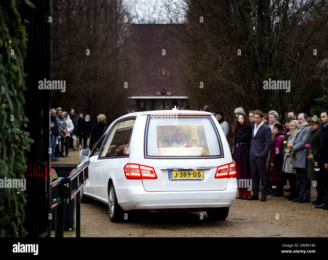 AMSTERDAM - la procession funéraire arrive au cimetière de Zorgvlied ...