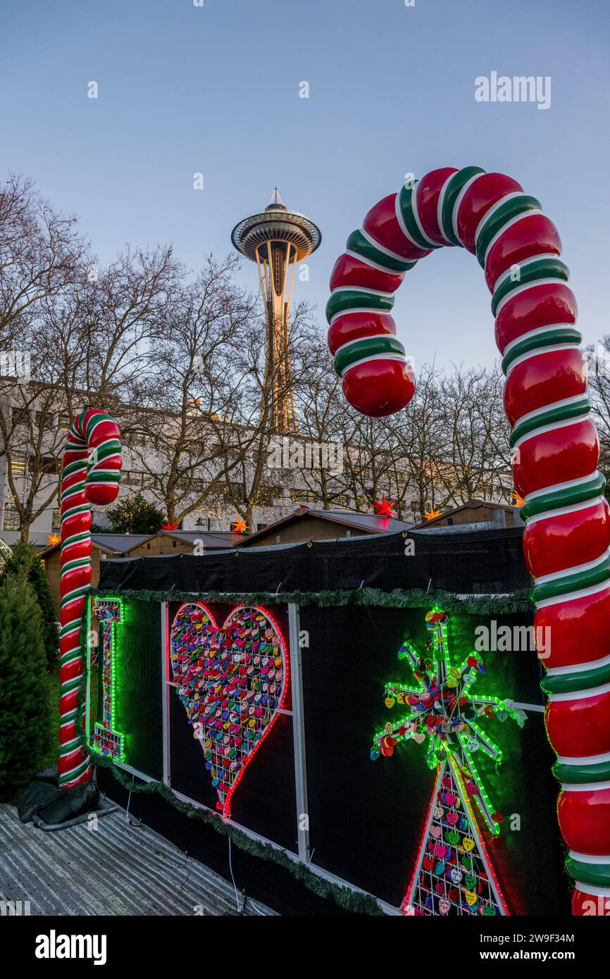Scène du marché de Noël de Seattle avec lumières de vacances, cannes à ...