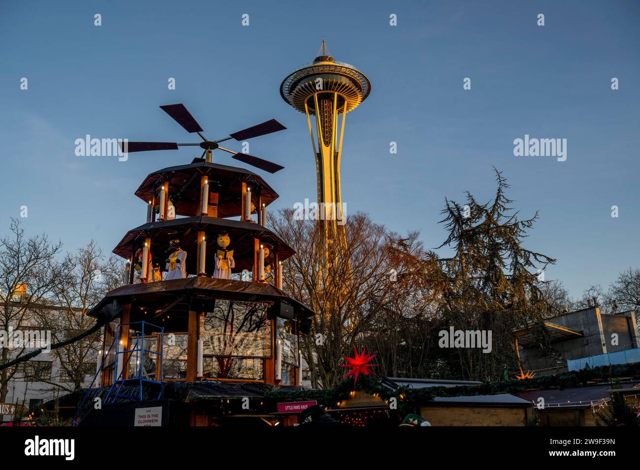 Scène du marché de Noël de Seattle avec lumières de vacances, pyramide ...
