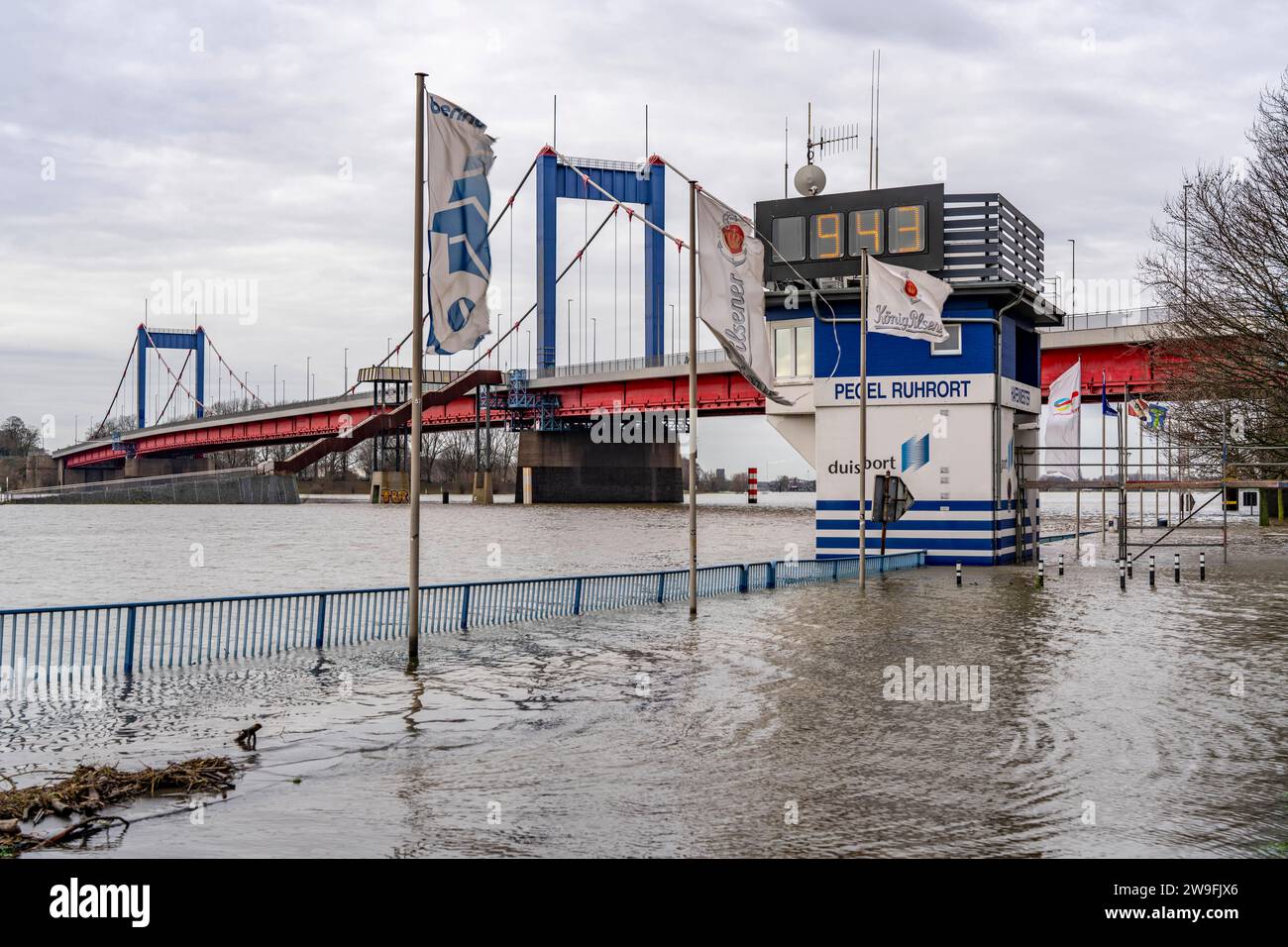Hochwasser am Rhein BEI Duisburg, Pegelhäuschen, Rheinpegel, Friedrich ...
