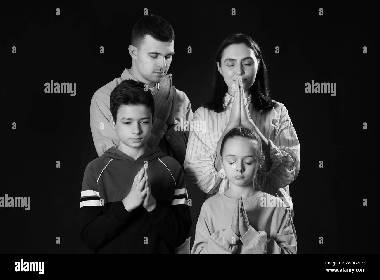 Famille priant ensemble Banque de photographies et d’images à haute ...