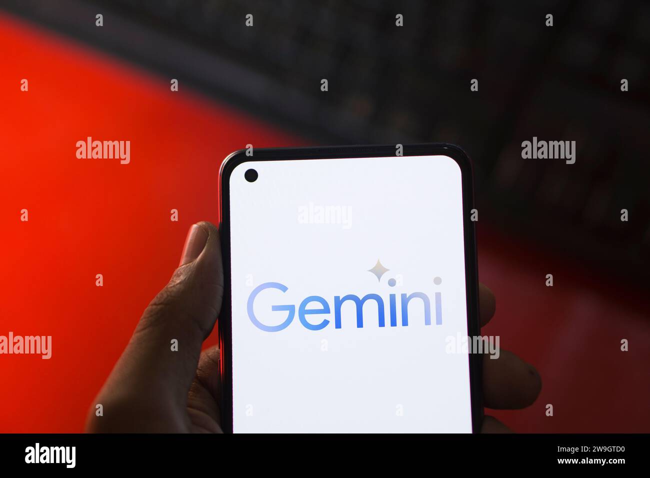 Dhaka, Bangladesh - 27 décembre 2023 : main tenant un téléphone avec Google Gemini ai chatbot ...