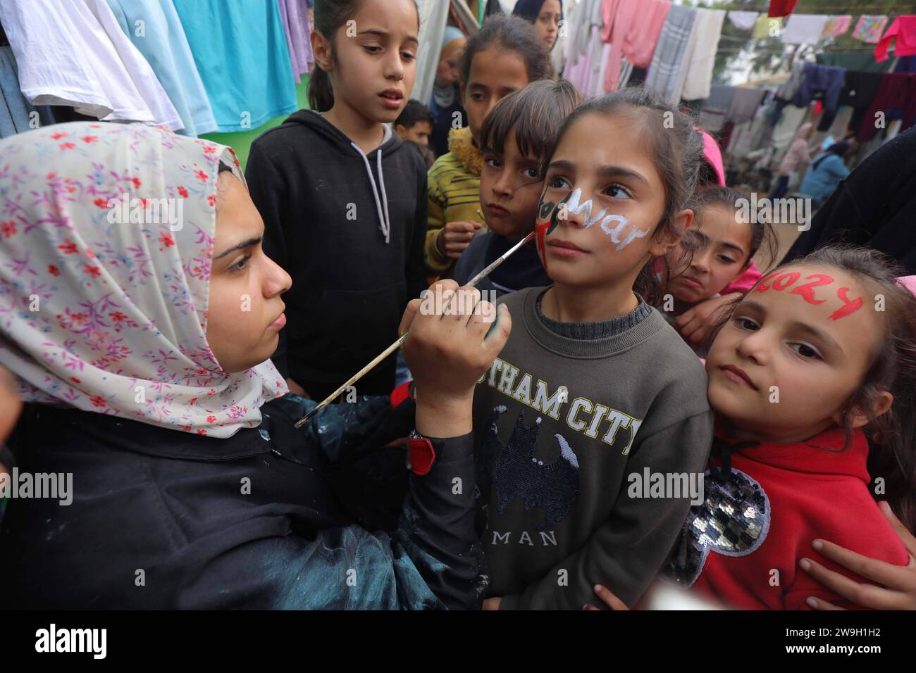 L’artiste palestinienne Menna Allah Hamouda, 20 ans, dessine 2024 ans ...