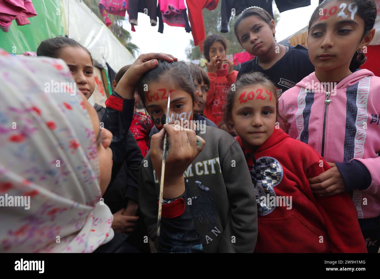 L’artiste palestinienne Menna Allah Hamouda, 20 ans, dessine 2024 ans ...