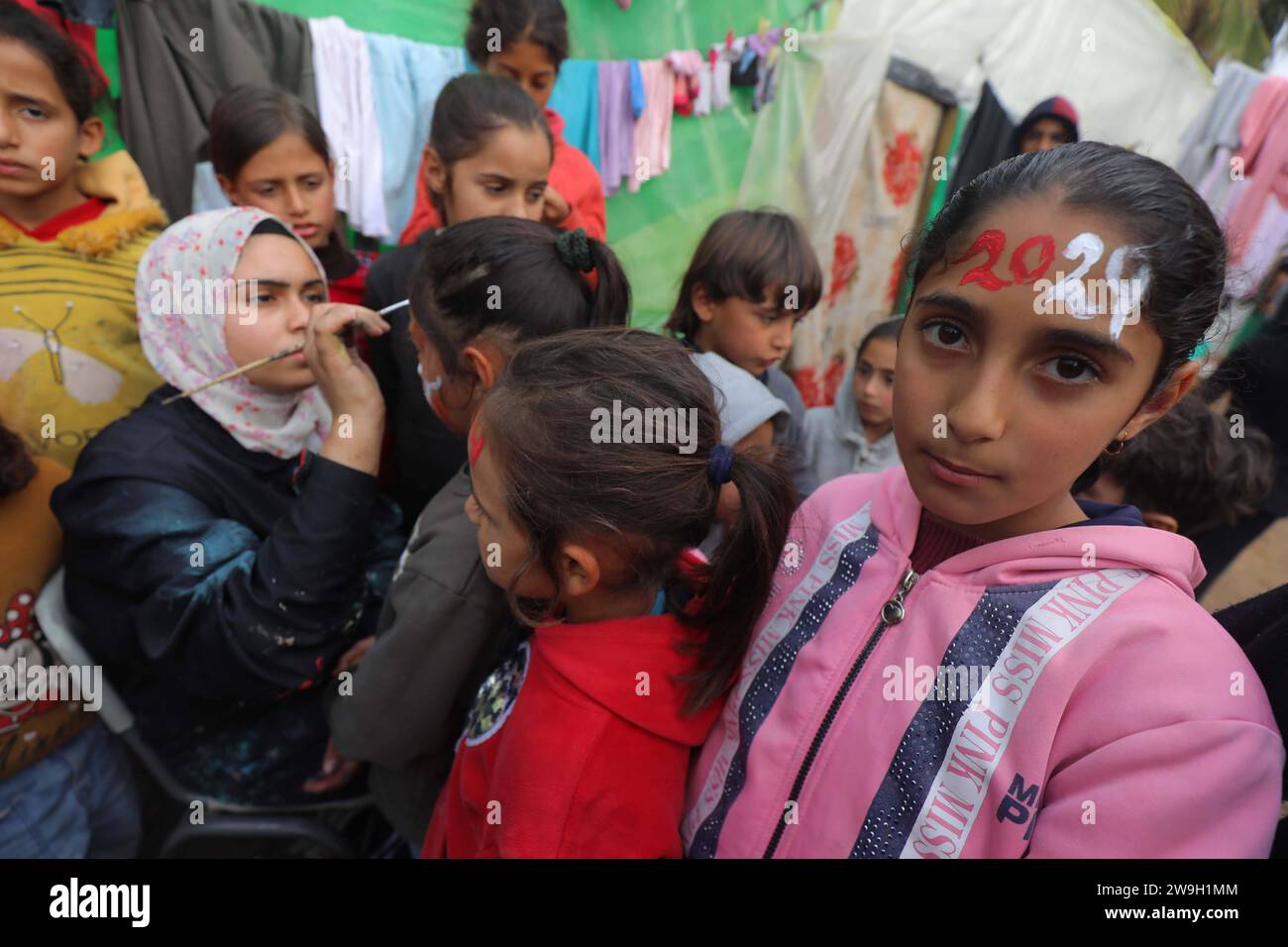 L’artiste palestinienne Menna Allah Hamouda, 20 ans, dessine 2024 ans ...