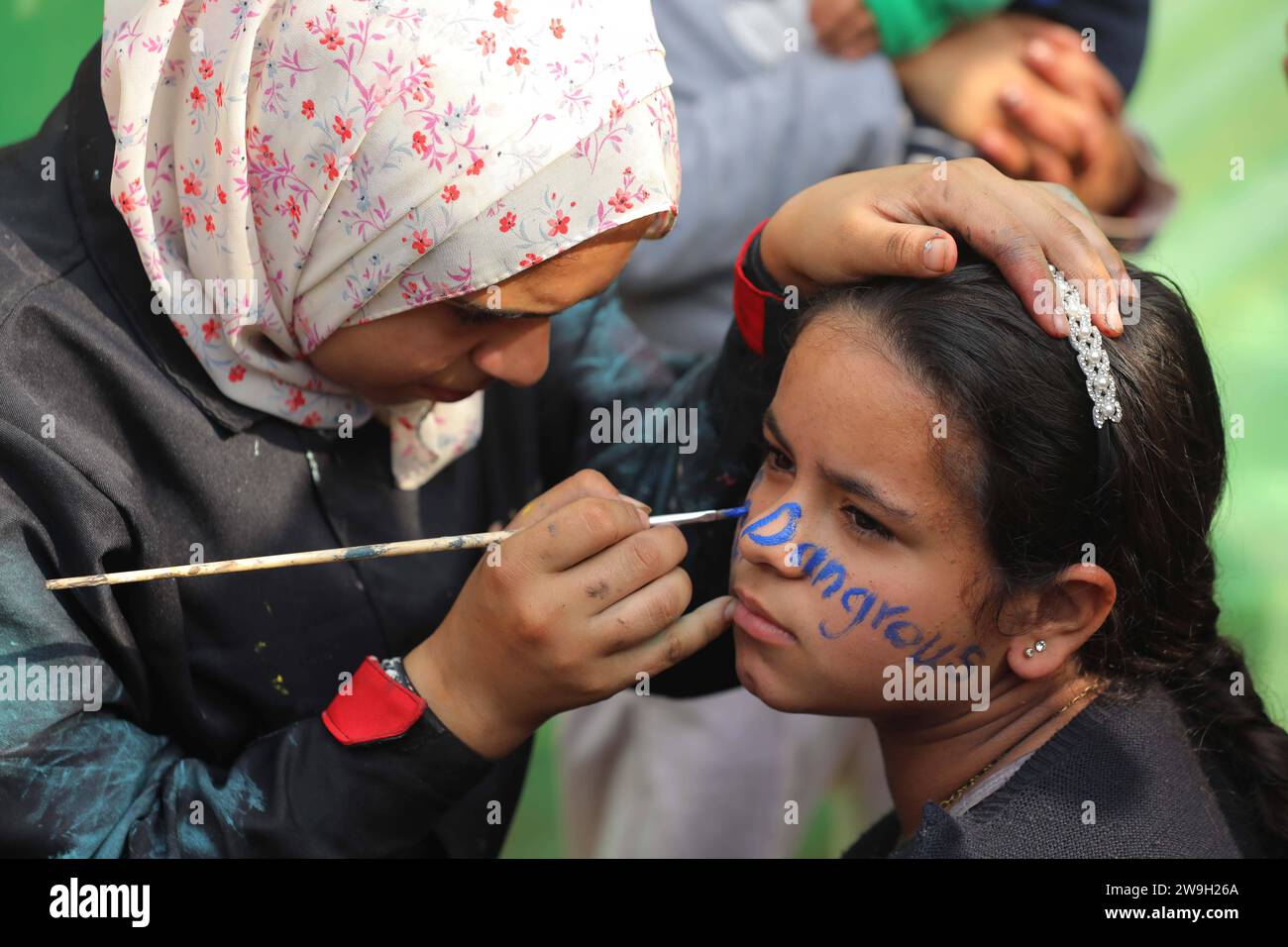 L’artiste palestinienne Menna Allah Hamouda, 20 ans, dessine 2024 ans ...