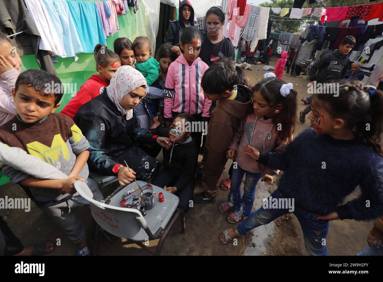 L’artiste palestinienne Menna Allah Hamouda, 20 ans, dessine 2024 ans ...