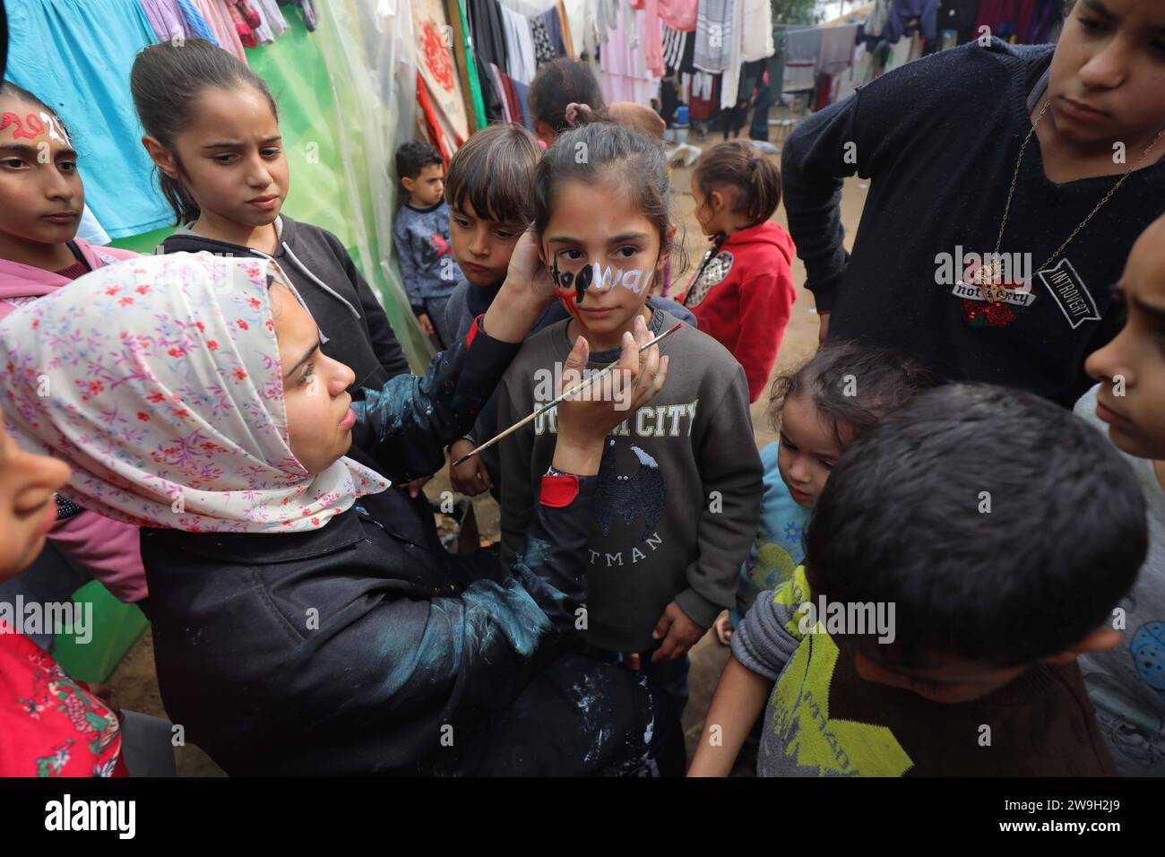 L’artiste palestinienne Menna Allah Hamouda, 20 ans, dessine 2024 ans ...