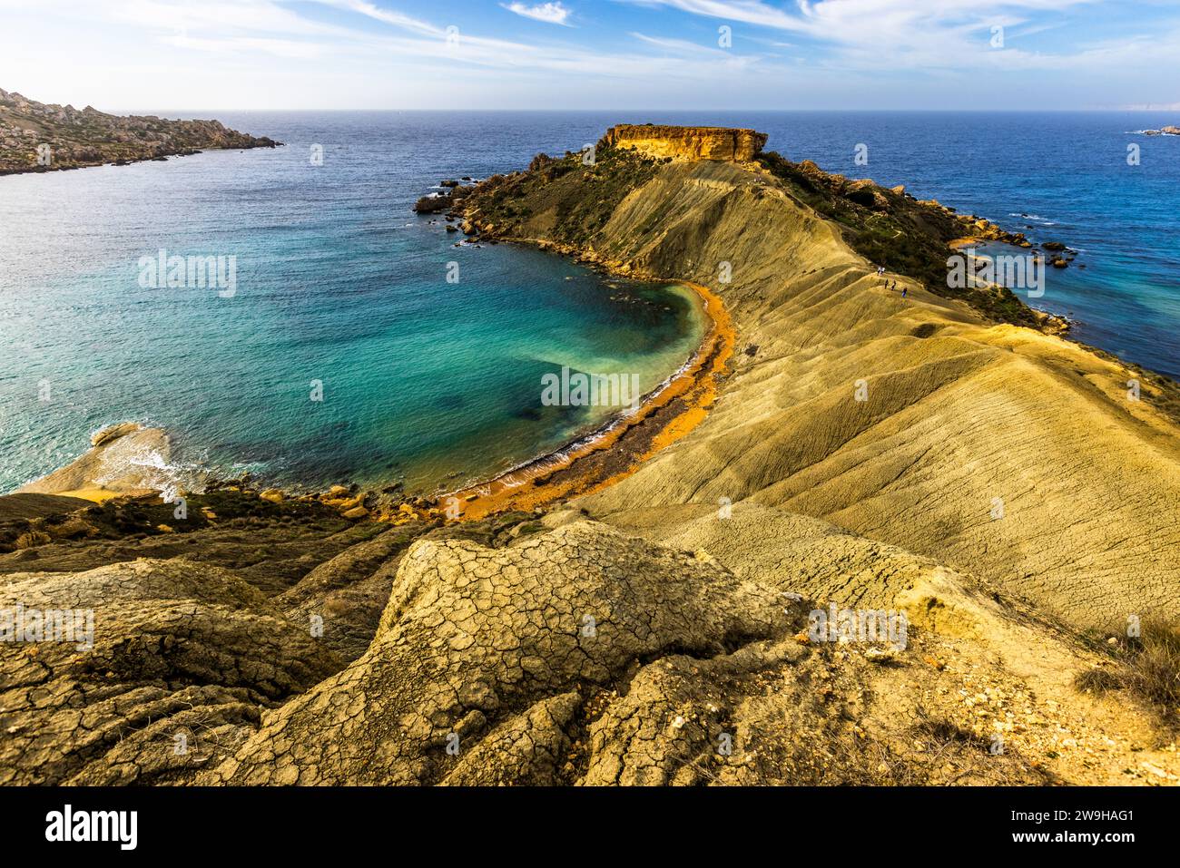 Baie de Għajn Tuffieħa avec il-Qarraba Rock. Plage de sable sombre ...
