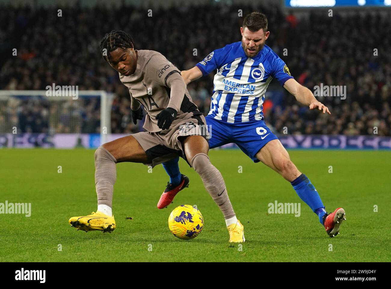 Destiny Udogie de Tottenham Hotspur (à gauche) et James Milner de Brighton et Hove Albion se ...