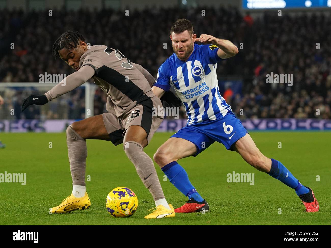 Destiny Udogie de Tottenham Hotspur (à gauche) et James Milner de Brighton et Hove Albion se ...