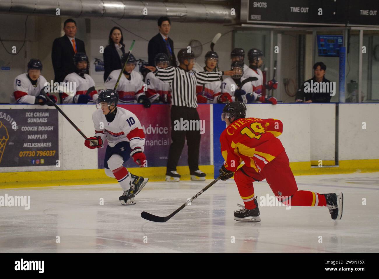 Dumfries, 15 décembre 2023. Lee Mooyoung jouant pour la Corée et Chen ...