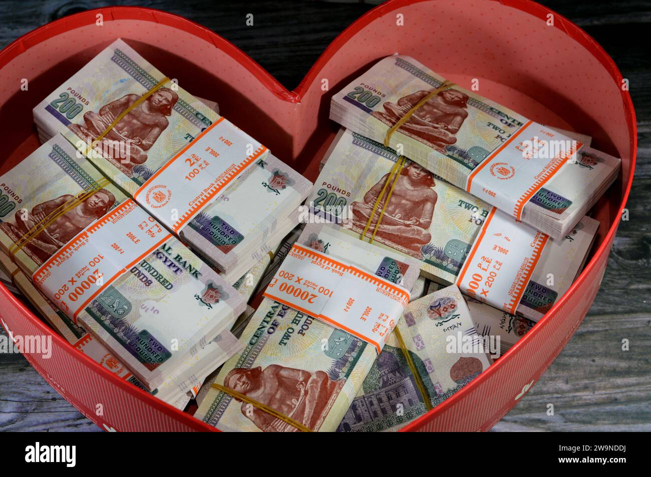 Piles et piles de l'argent égyptien milliers de livres billets de ...
