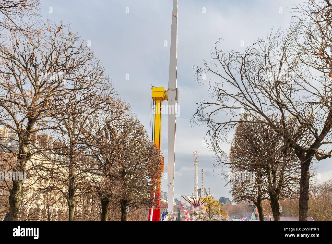 Paris, France, 2023. La balade en booster, le carrousel de swing et la ...