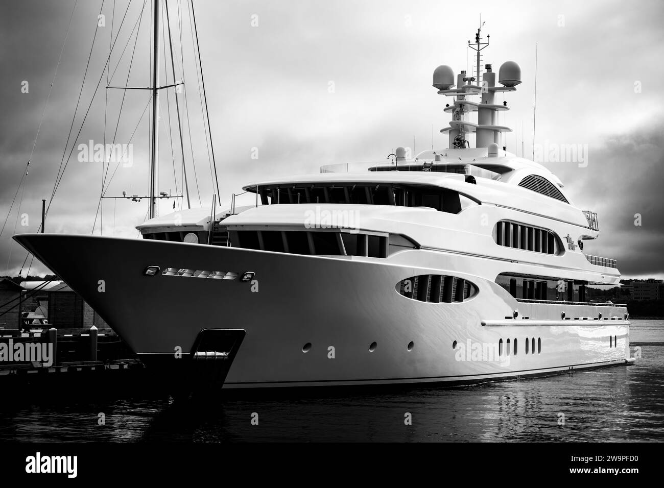 Mega boat Banque d'images noir et blanc - Alamy